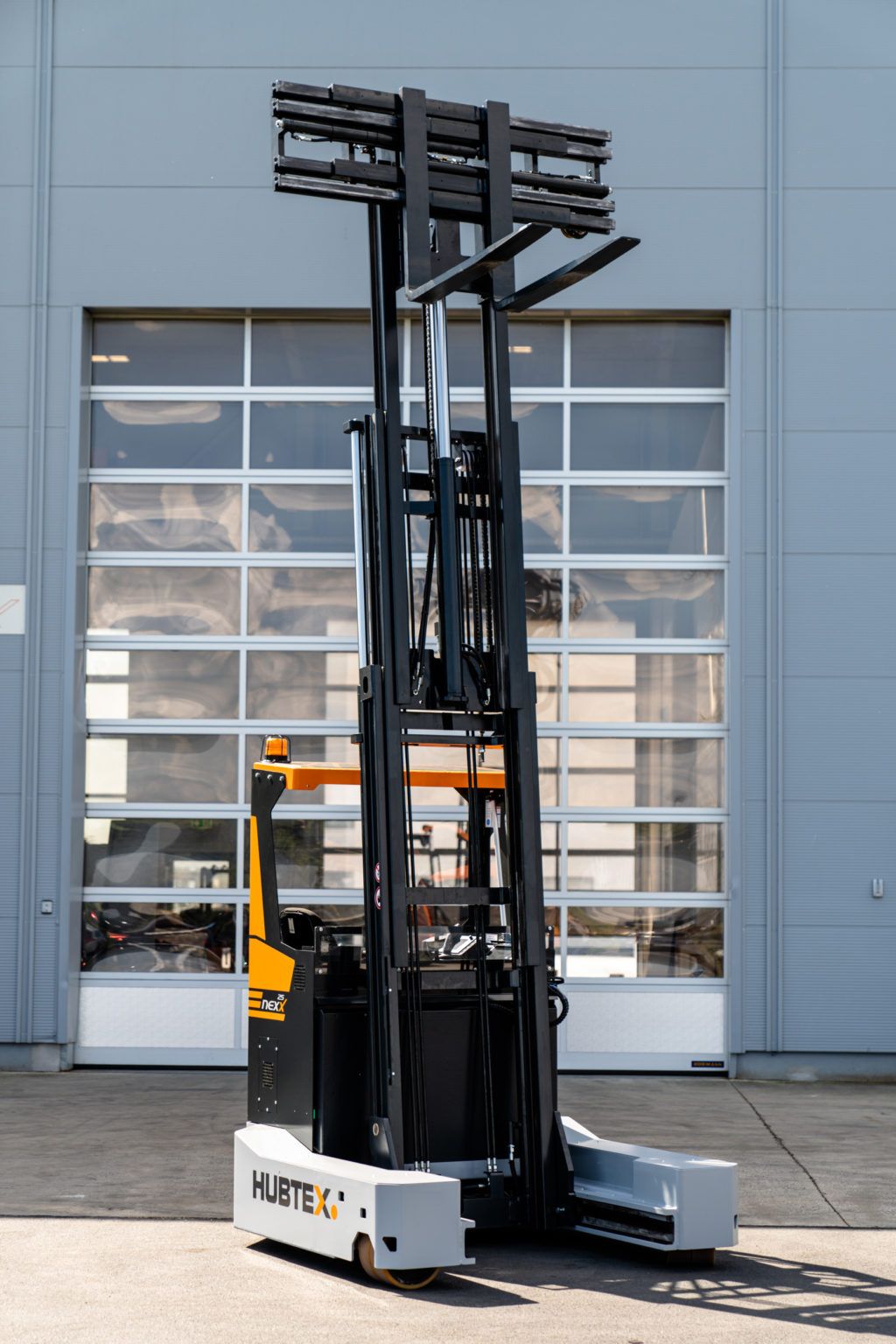 HUBTEX introduces a new high-capacity reach truck for narrow aisles ...